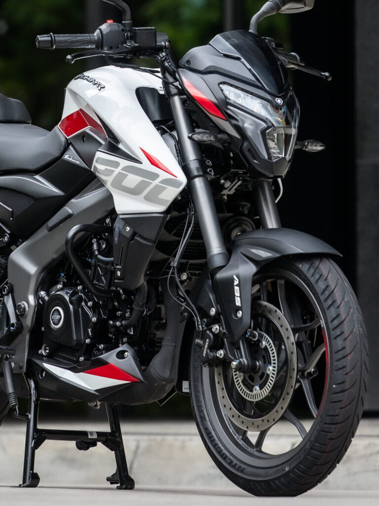 Bajaj Dominar NS 200 2025/2026 chega com painel digital, farol full LED e conectividade por R ...